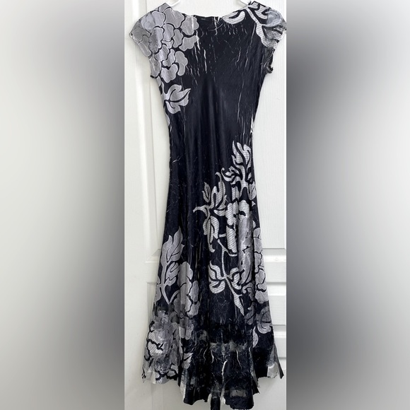 Komarov | Dresses | Komarov Vneck Charmuese Lace Sleeveless Aline Midi ...